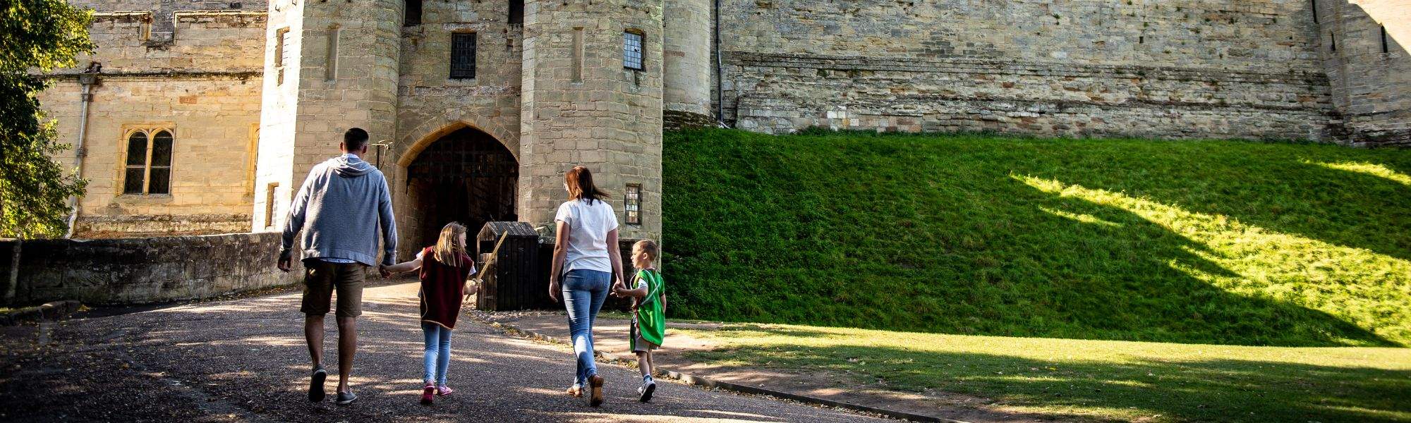 LittleBird - Warwick Castle | Day tickets from £22!